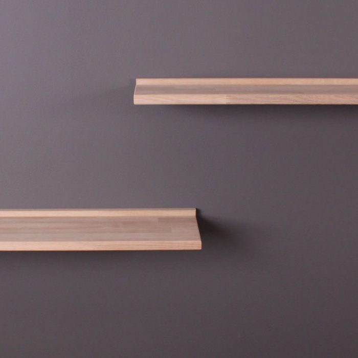 Svævende hylde i massiv eg - Made in Denmark - Design By Tika